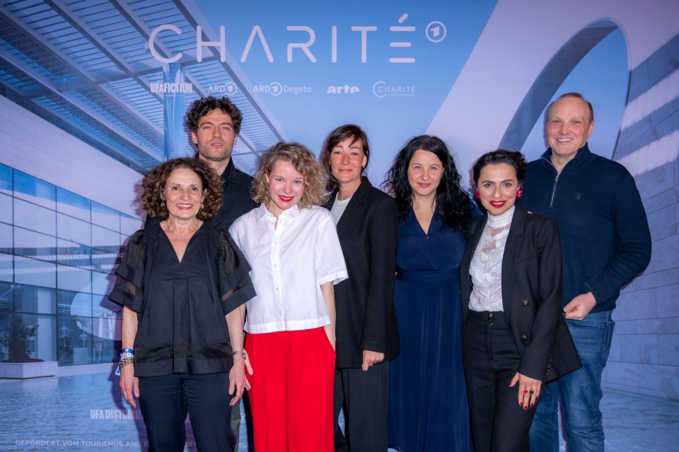 CHARITÉ Staffel 4 feiert mit hunderten Gästen Premiere im Zoo Palast – UFA
