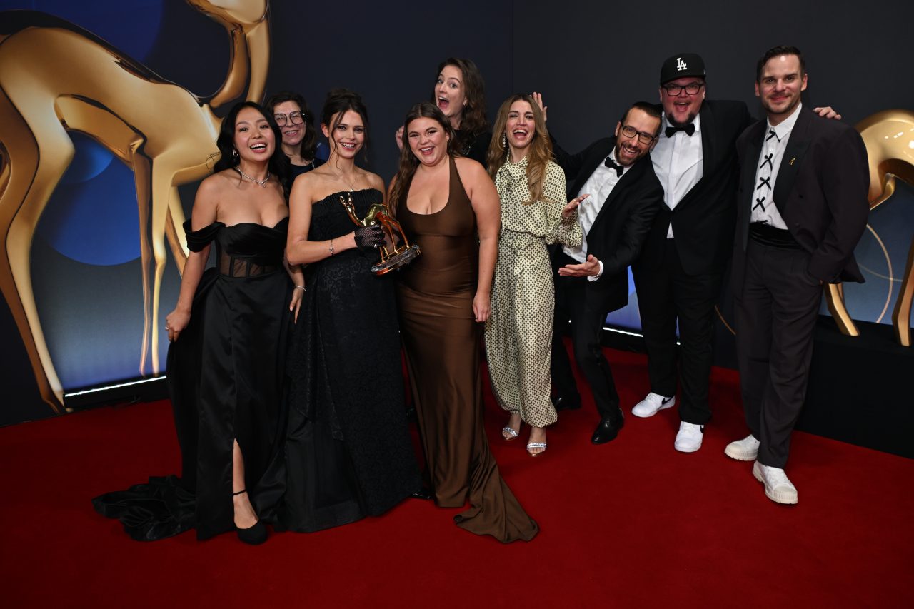 MAXTON HALL – DIE WELT ZWISCHEN UNS gewinnt den BAMBI 2024 in der ...